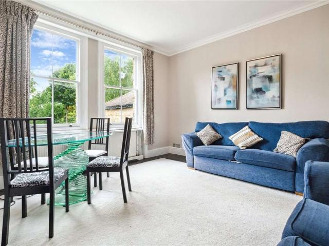 A wonderful three bedroom apartment offering excellent light,whilst boasting a spacious reception room overlooking the peaceful views of the communal gardens