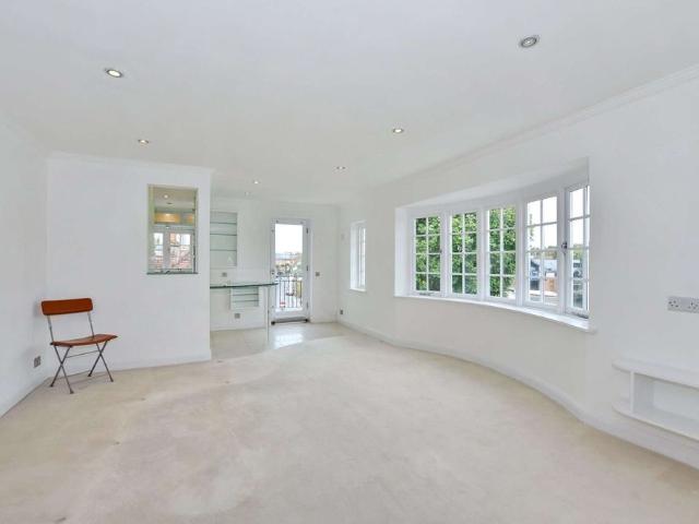 A wonderful upper floor apartment in the heart of town, with view's over the River Thames