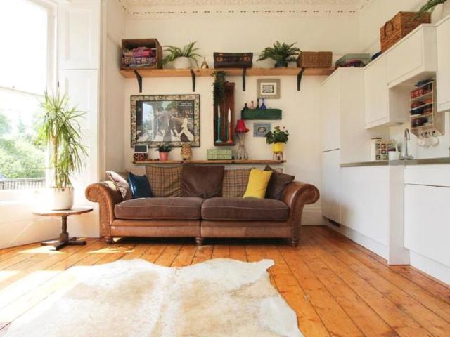 A wonderfully light two double bedroom flat in Redland with lots of storage. *A pet will be considered