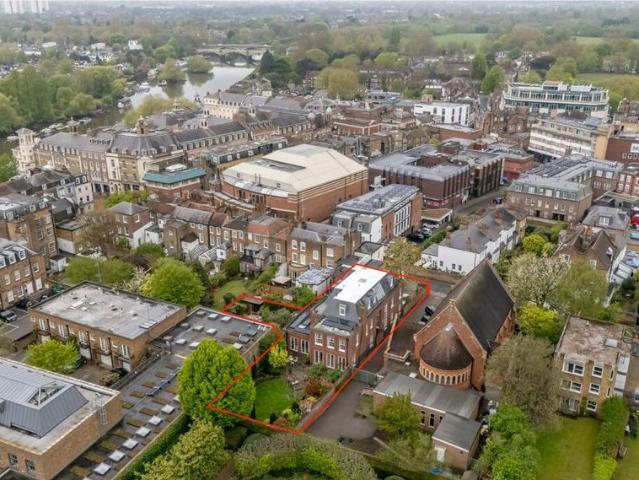 A wonderfully proportional family home in the heart of Richmond