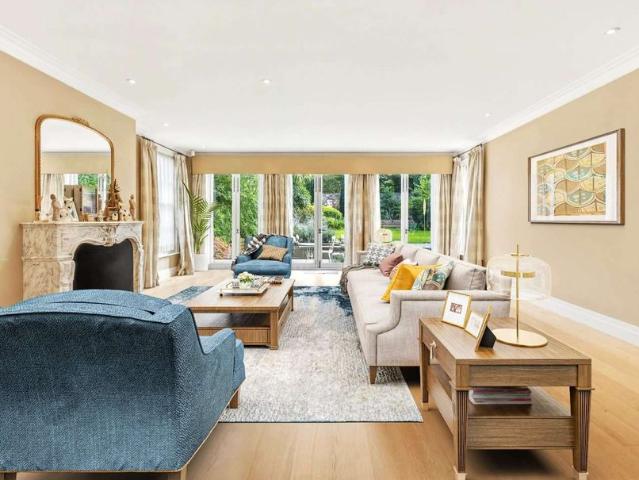 A wonderfully proportioned home with south and west facing gardens in the heart of Richmond