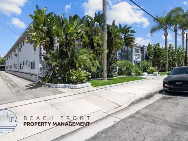 A 08 10429 La Reina Ave
