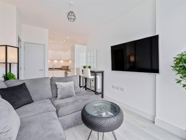 A 1 bed Upper Floor Flat in The Ring, Bracknell, Berkshire