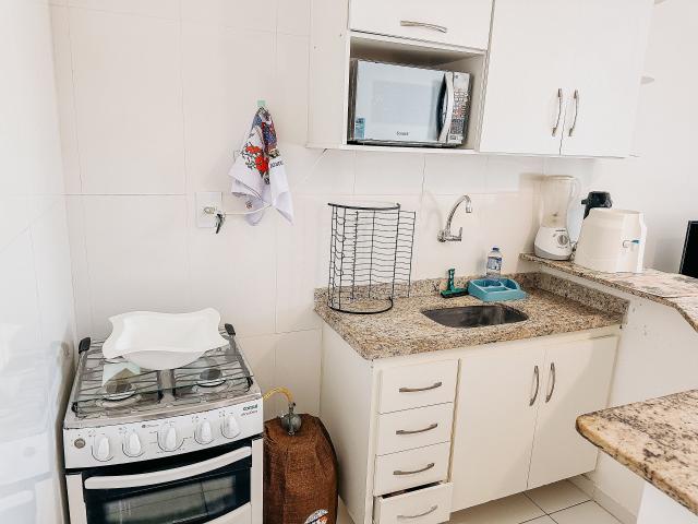 A 250m da praia de Taperapuã com piscina, sauna e portaria