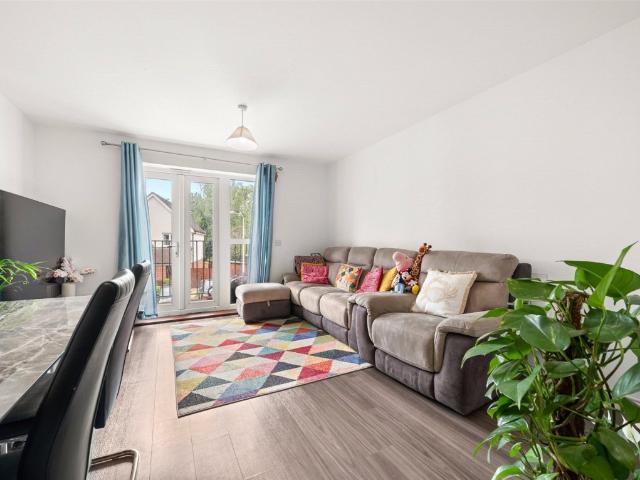 A 2 bed First Floor Flat in Outfield Crescent, Wokingham, Berkshire