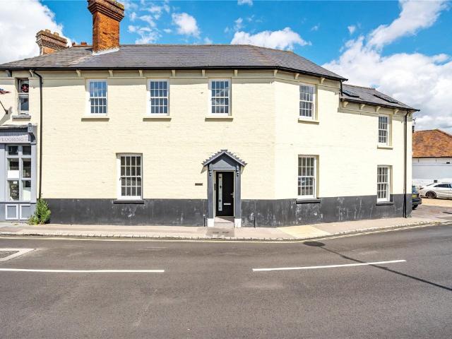 A 2 bed Flat in The Square, Bagshot, Surrey