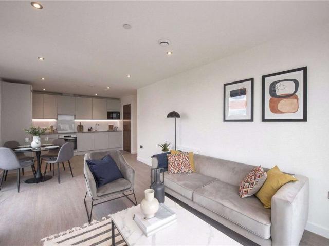 A 2 bedroom apartment available in the recently completed Thames Quarter building in the heart of Reading's town centre. On site facilities include a gym, lounges, concierge and cinema