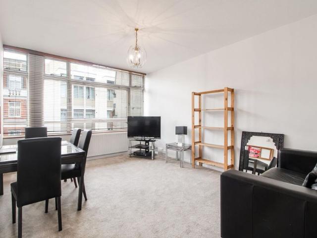 A 2 bedroom apartment in Marylebone W1