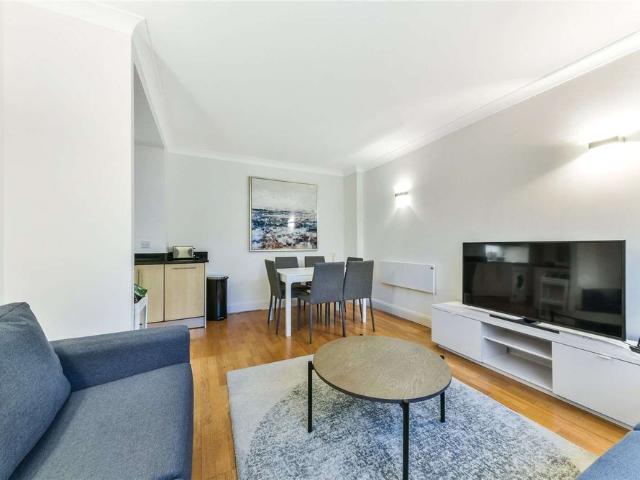 A 2 bedroom apartment overlooking the courtyard, situated close to Waterloo Station