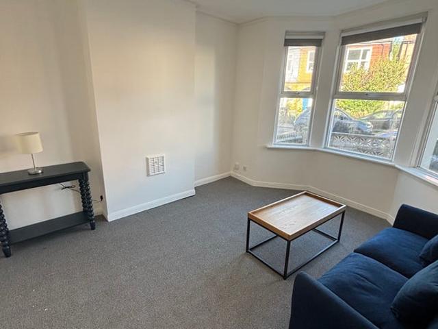 A 2 bedroom flat in Balham with a garden