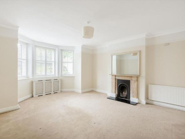 A 2 bedroom flat to rent on Thurlow Road, NW3