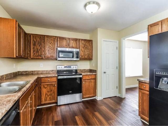 A 3 bedroom 2.5bathr00m house