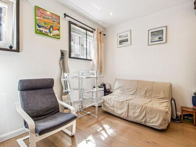 A 3 bedroom townhouse in one of Wapping's most sought after private gated developments