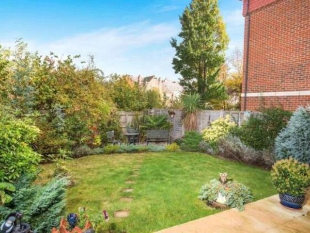 A 4 Bedroom Semi Detached House Instruction to Let in Bexhill on Sea