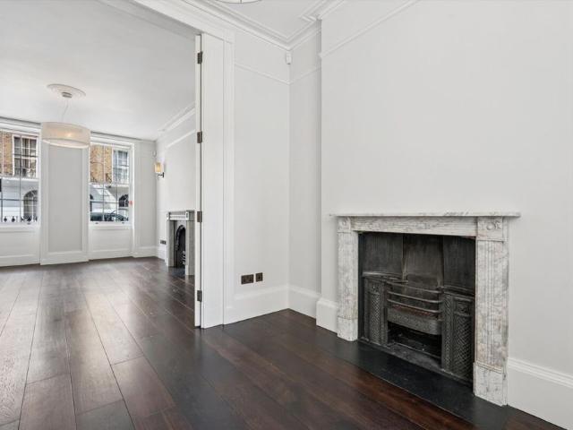 A 5 bedroom terraced house in Marylebone W1
