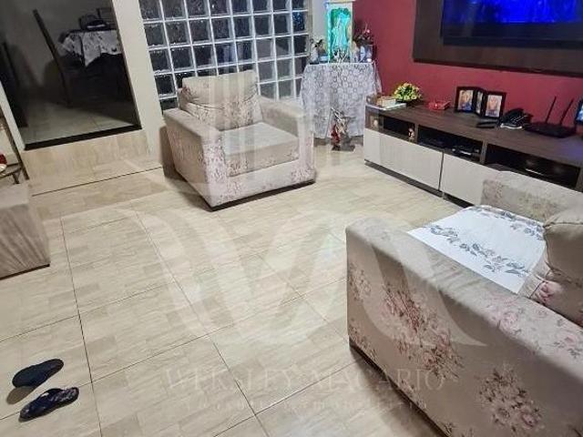 A/c Financiamento. Casa climatizada com 3 suites, 2 closets, quintal com piscina e sistema de segura