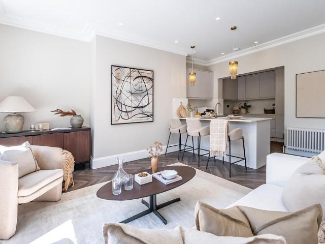 Acol Road South Hampstead NW6 2 bed flat to rent £4,000 pcm £923 pw