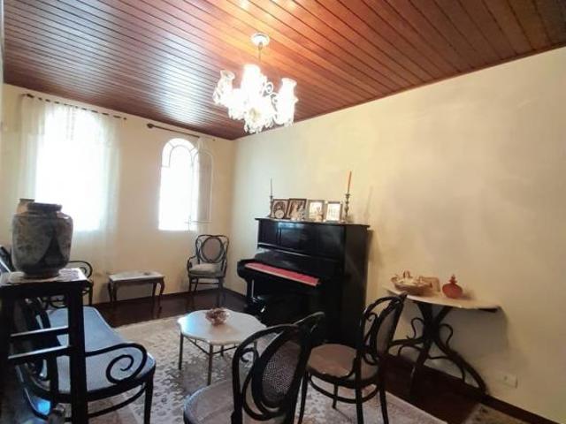 Aconchegante casa térrea À VENDA em Jacareí, com um generoso espaço construído