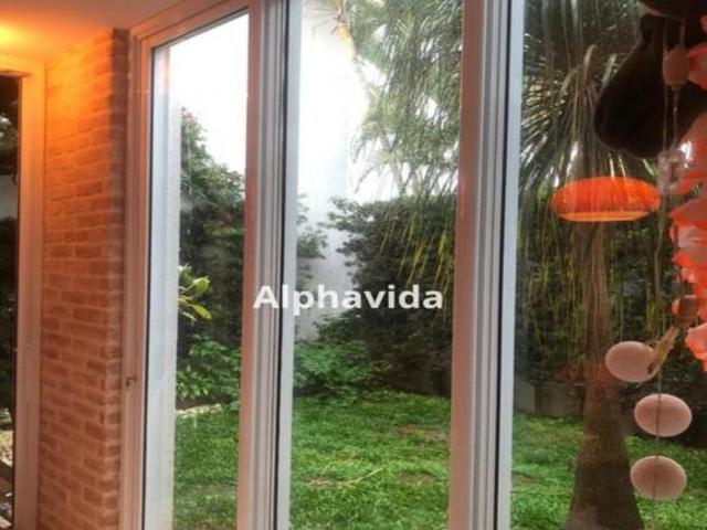 Aconchegante casa com 160m², em Condomínio fechado com lazer completo, com 3 dorm sendo 1 suite, re