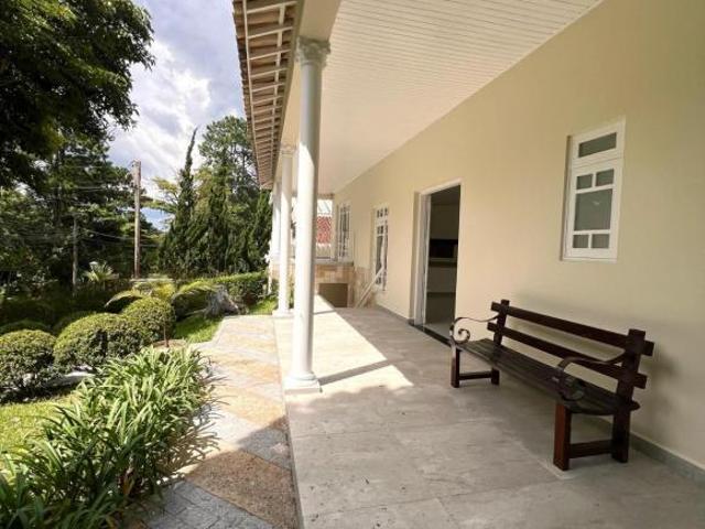 Excelente casa em condomínio para venda com 4 quartos, sendo 2 suítes, 322m²