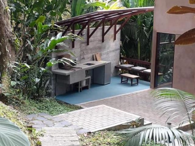 Aconchegante casa em estilo rústico, com 3 dormitórios, para venda, na Praia do Prumurim, em Ubatuba
