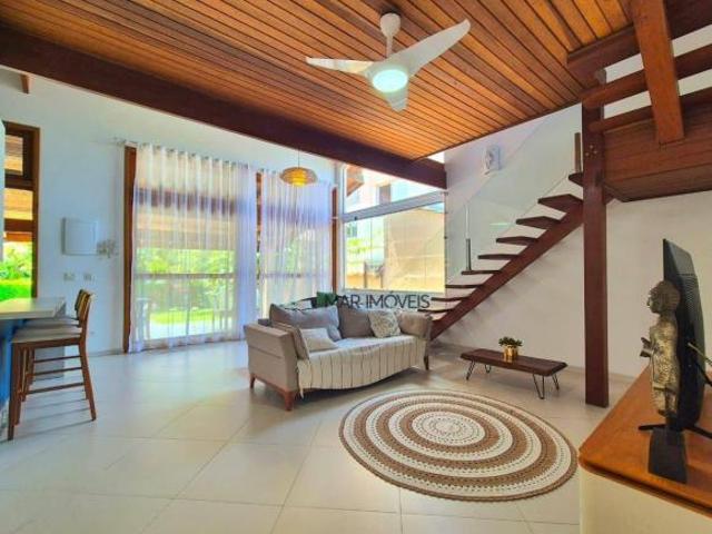 Aconchegante casa em excelente localização dentro de condomínio fechado de alto padrão na região da