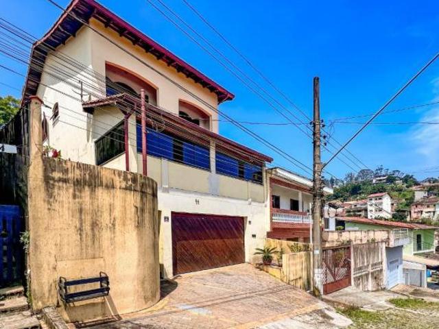 Confortável casa para venda em Centro Alto com 4 quartos, sendo 1 suíte, 285m²