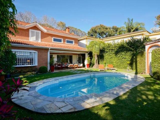 Aconchegante casa para venda em Jardim Leonor com 3 quartos, sendo 3 suítes, 340m²