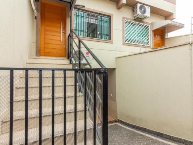 Agradável casa para venda em Parque São Domingos com 3 quartos, sendo 1 suíte, 220m²