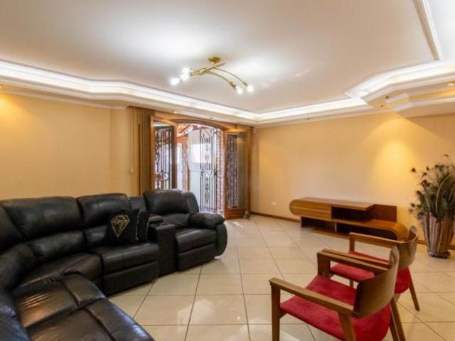 Versátil casa para venda em Vila Galvão com 3 quartos, 331m²