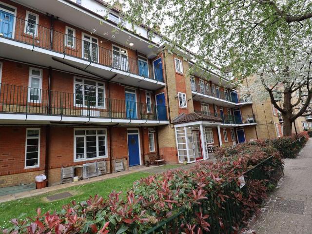 Acorn Walk, Rotherhithe SE16 4 bed maisonette to rent £2,650 pcm £612 pw