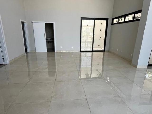 Acabamentos de alto padrão, estilo leve e moderno. Sala com Pé Direito Alto. Cozinha gourmet integ