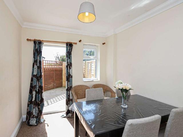 Academic Year Student Rooms – Flexible Rolling Tenancies Stay as long as you need, with simple tenant notice provisions. 21A @ Room 1