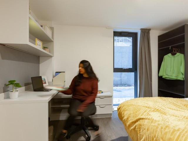 Accessible double ensuite bedroom in Islington area Has a Room