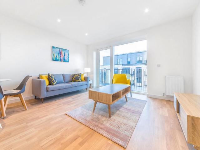 Accolade Avenue, Southall UB1 1 bed flat to rent £1,850 pcm £427 pw
