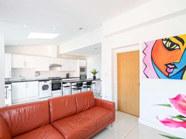 Accommodation for Undergraduate / MA Students @ 94 Room 1