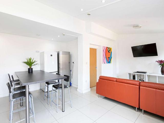 Accommodation for Undergraduate / MA Students @ 94 Room 6