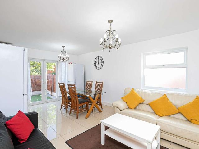 Accommodation for Undergraduate / MA Students @ 92 92 @ Room 5