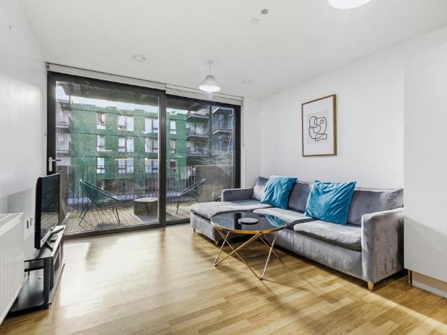 Ace Way, Embassy Gardens, London, SW11 1 bed apartment to rent £2,899 pcm £669 pw