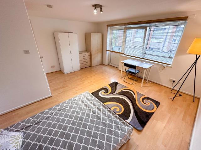 Acrefield House, London NW4, Room to rent, £1,000 pcm | PrimeLocation