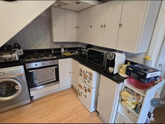 Acton Lane Chiswick, London, W4 1 bed flat to rent £1,695 pcm £391 pw