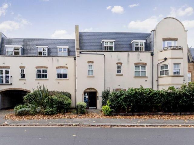 Acton Lane, London W4 2 bed flat to rent £2,750 pcm £635 pw