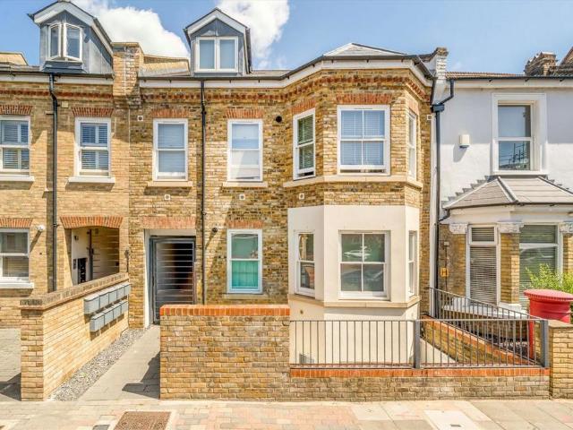 Acton Lane, London W4 2 bed maisonette to rent £3,000 pcm £692 pw