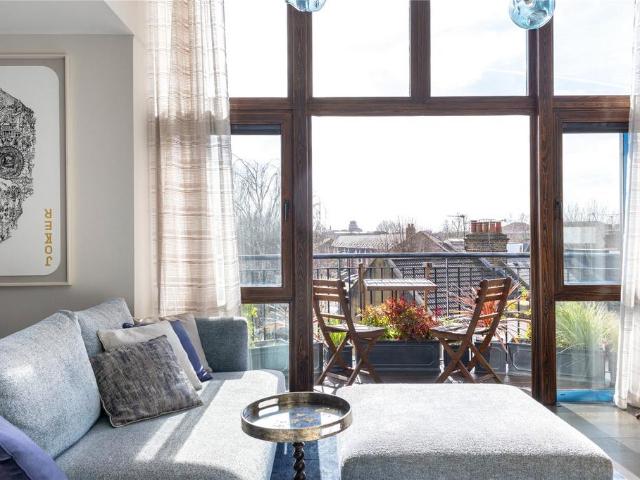 Acton Lane, London, W4 3 bed flat to rent £4,500 pcm £1,038 pw