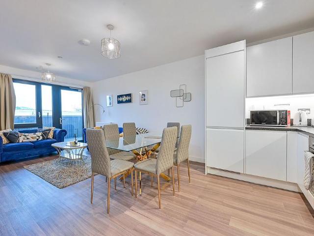 Acton Lane, Park Royal, London, NW10 3 bed flat to rent £2,600 pcm £600 pw