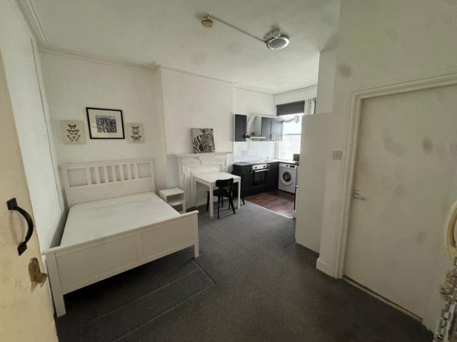 Acton*Self Contained Double Studio Flat*Wi Fi