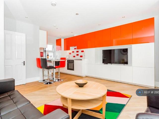 Aaron Hill Road, London, E6 2 bed flat to rent £1,850 pcm £427 pw