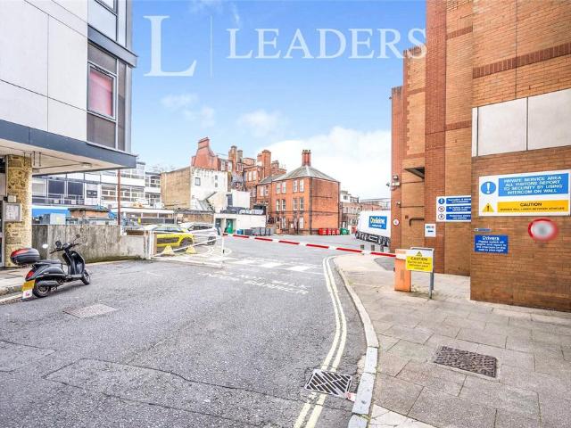 Above Bar Street, Southampton. 2 bed flat to rent £1,150 pcm £265 pw