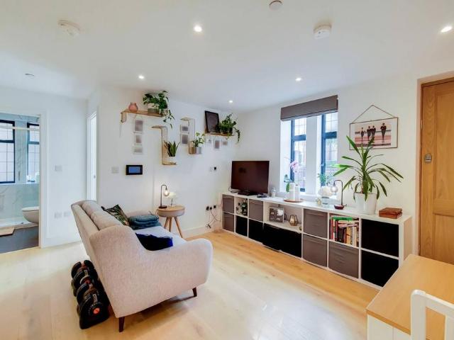 Abbeville Road, Abbeville Village. 1 bed flat to rent £3,300 pcm £762 pw