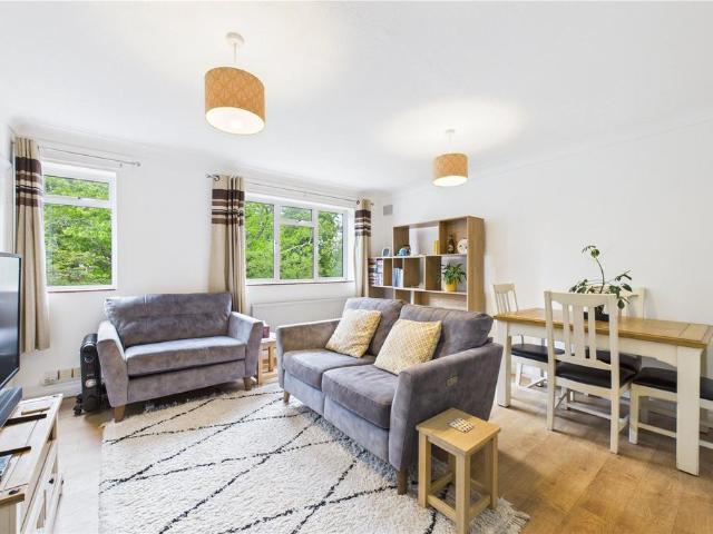Abbey Court, Camberley, Surrey, GU15 3 bed flat to rent £1,450 pcm £335 pw